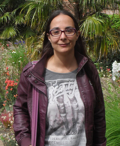 Traductoras unidas por las flores: entrevista a Gemma Rovira y Raquel ...